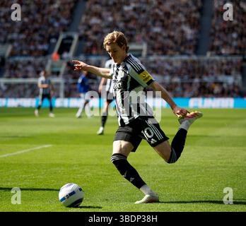 Anthony Gordon of Newcastle United crosses the ball into the box during ...