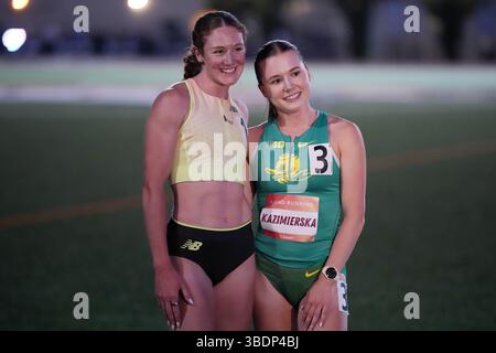 Klaudia Kazimierska of Oregon (right) and Emily Mackay pose after ...