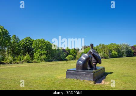 bronze sculpture Reclining Figure, Arch Leg (1969-70) by Henry Moore at ...