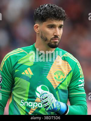 Manchester United goalkeeper Altay Bayındır (1) with team during the ...
