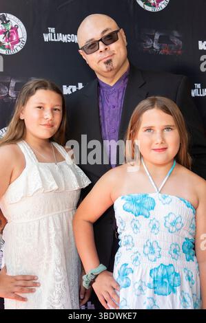 Mr. James mit Töchters Juels Sanders und Brooklyn Sanders bei der ...