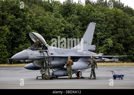 VOLKEL - One of the last two promised F16 fighter jets is leaving ...