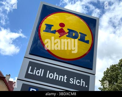 Außenwerbung Logo LIDL *** Outdoor advertising logo LIDL Copyright ...
