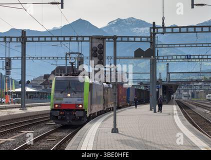 Electric locomotive hauling an intermodal piggyback freight train ...