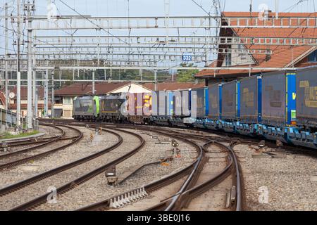 Electric locomotive hauling an intermodal piggyback freight train ...