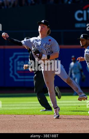 Chicago White Sox shortstop Chase Meidroth (10), left, and center ...