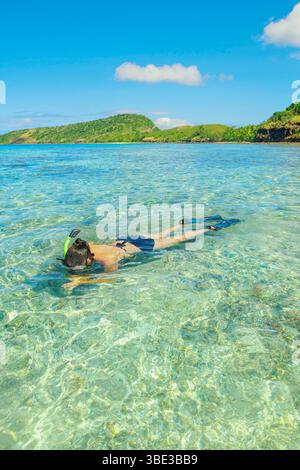 Snorkeller swimming in Fiji islands turquoise clear water, Drawaqa ...
