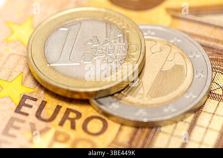 Euromünze auf Euro Geldschein Euromünze liegt auf Euro Geldschein ...
