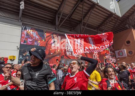 Liverpool fans celebrate Liverpool winning the Champions League Final ...