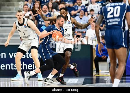 Michael Weathers (20; MLP) dribbelt mit dem Ball im Zweikampf mit ...