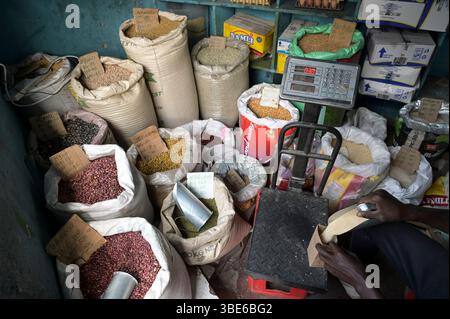 KENYA, Nairobi, slum Mukuru, food shop Stock Photo - Alamy