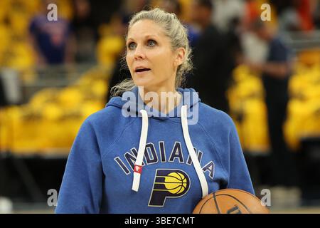 Indiana Pacers assistant coach Jenny Boucek during the first half of an ...