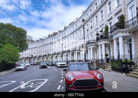 London, crescent shaped street of townhouses Stock Photo - Alamy
