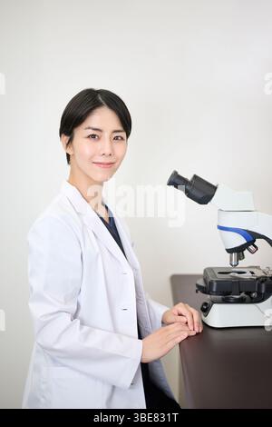 Women in research jobs using microscopes Stock Photo - Alamy
