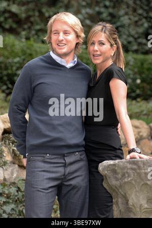 Owen Wilson and Jennifer Aniston at a photocall for "Marley & Me" in ...