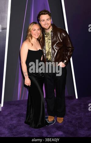 Alex Warren mit Ehefrau Kouvr Annon bei der Verleihung der 53. American ...