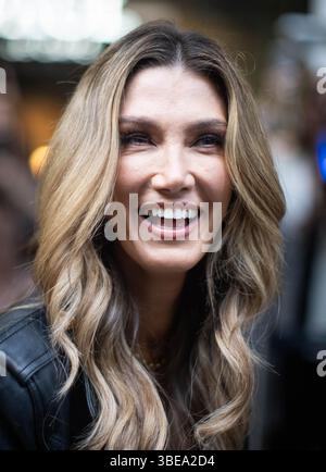 Delta Goodrem surprises commuters with a piano performance at St ...
