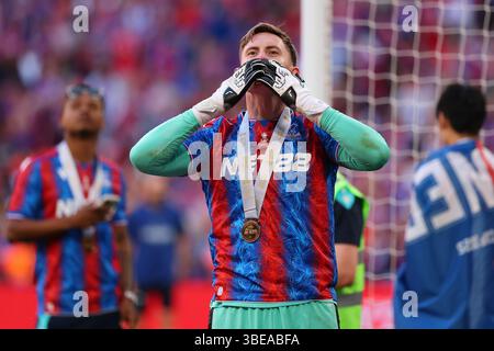 Dean Henderson of Crystal Palace celebrates ,Yéremi Pino goal to make ...