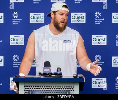 New York Giants guard Greg Van Roten (74) walks off the field after an ...