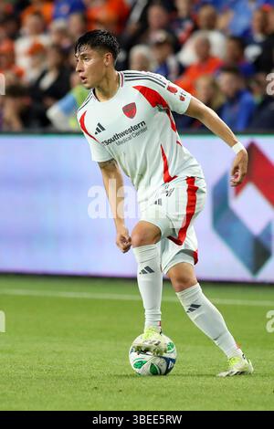 Cincinnati, Ohio, USA. 28th May, 2025. FC Cincinnati's Evander tries to ...