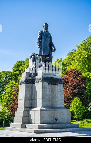 Andrew Carnegie statue in Pittencrieff park ,Dunfermline, Fife ...