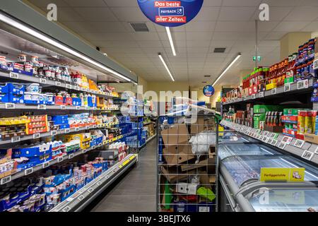 Regale im Supermarkt, Discounter *** Shelves in supermarkets, discount ...