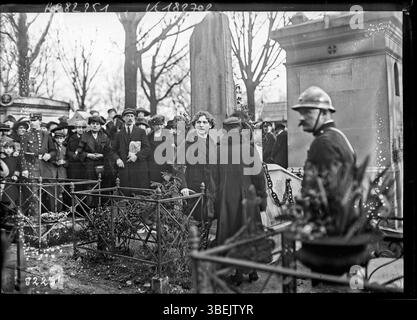 The 1923 photograph of the funeral of Sarah Bernhardt, one of the most ...