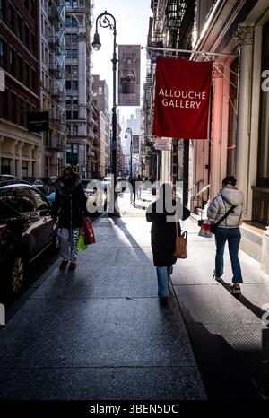 Detailed classic street scene of Manhattan, New York Stock Photo - Alamy