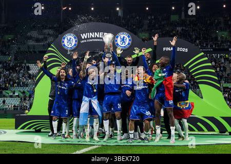 Reece James of Chelsea and teammates celebrate during the trophy ...