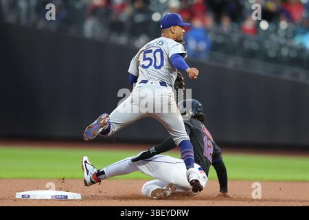 Los Angeles Dodgers shortstop Mookie Betts (50) fields a ground ball ...