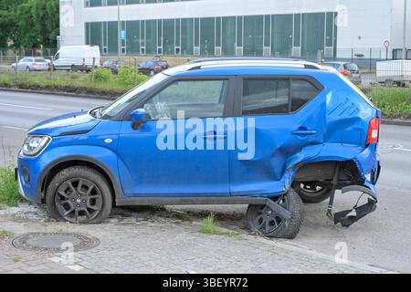 Kaputtes Auto nach Autounfall, Symbolfoto Haftpflichtversicherung ...