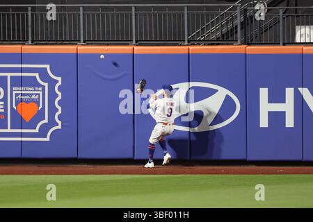 Chicago White Sox's Miguel Vargas scores on a double by Andrew ...