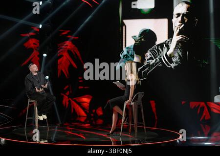Gue Pequeno und Francesca Fagnani in der Rai-Talkshow Belve 2025 in den ...