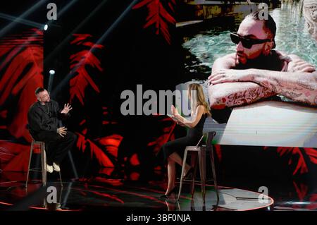 Gue Pequeno und Francesca Fagnani in der Rai-Talkshow Belve 2025 in den ...