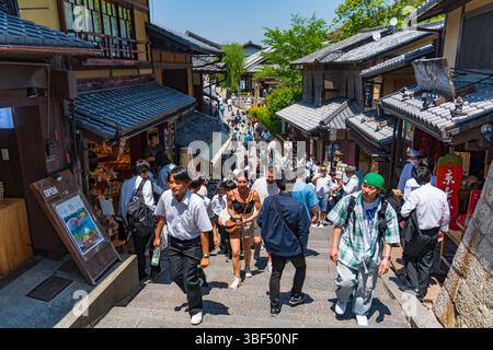 Ninenzaka and Sannenzaka, the stone-paved roads with traditional buildings in Kyoto, Japan Stock ...
