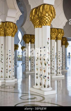 Beautiful gallery of famous Sheikh Zayed White Mosque in Abu Dhabi, UAE ...