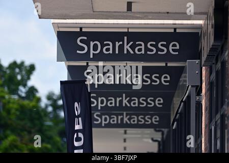 Schild,Logo an einer Filiale einer Sparkasse. *** Sign, logo on a ...