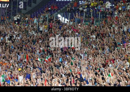 Italian athletic fans watching Gianmarco TAMBERI (1st) completing in ...
