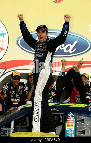 Talladega, Al, USA. 6th Oct, 2007. Elliot Sadler waits to qualify at ...