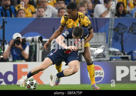 Denzel Dumfries of FC Inter under pressure from Mathias Olivera of SSC ...