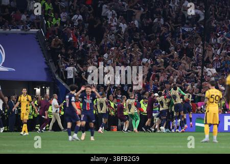 PSG's Khvicha Kvaratskhelia celebrates after scoring his side's third ...