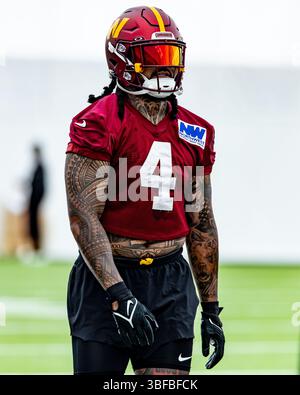 Washington Commanders linebacker Frankie Luvu (4) in action during the ...