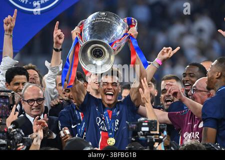 Team photo, team, squad, team photo, player, Desire Doue (PSG) with cup ...
