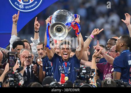 Team photo, team, squad, team photo, player, Desire Doue (PSG) with cup ...