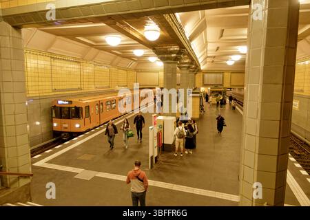U-Bahn Station Hermannplatz, U7, Bahnsteig, BVG, oeffentlicher ...