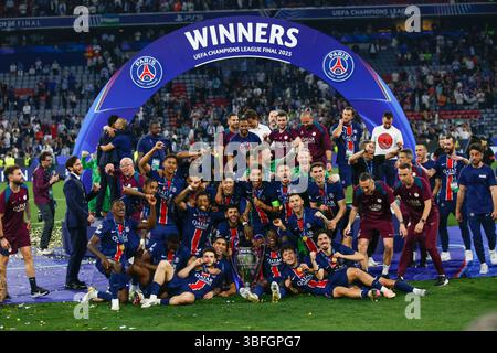Paris Saint-Germain’s players line up before the French L1 football ...
