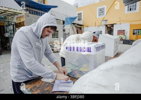 People walk into a polling place to cast their ballots on Election Day ...