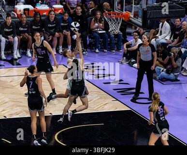 Minnesota Lynx guard Natisha Hiedeman (2) drives to the basket during ...