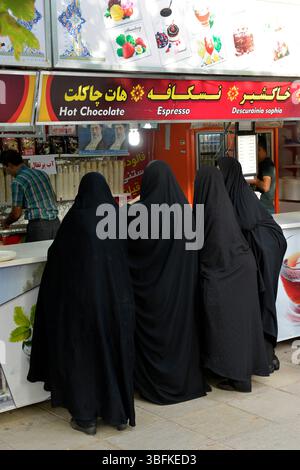 Moyen-Orient, Iran,Chiraz,femmes assises sur un banc / Iranian women ...