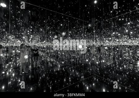 Visitors inside the infinity mirror room in Guggenheim museum Bilbao ...